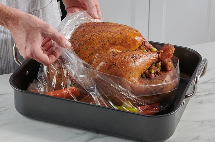 How to Cook a Turkey in an Oven Bag | Reynolds Brands